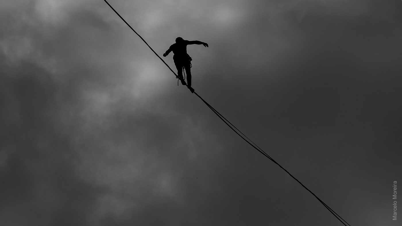 Monter et encore monter... même au prix de marcher sur la corde raide ...